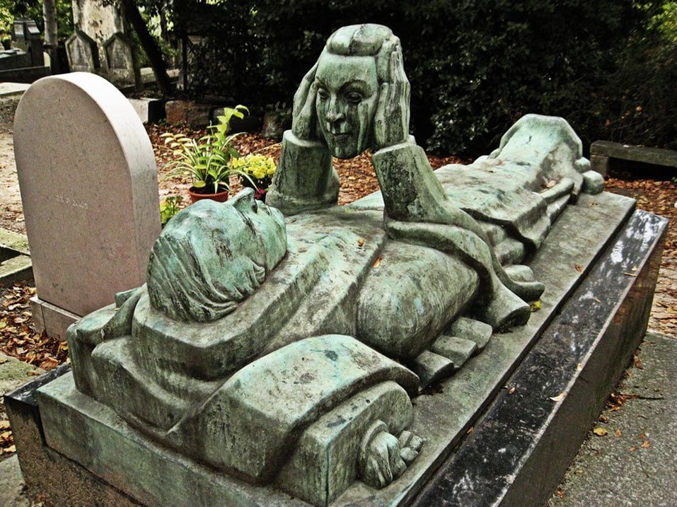 The Most Eye-Catching & Beautiful Graves You'll Ever See!